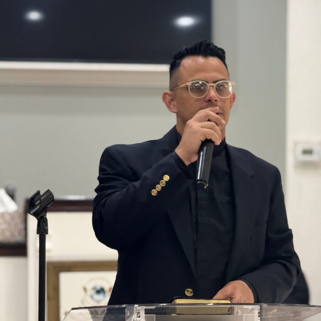 Fotos de actividades – Pastor Derek Rivera